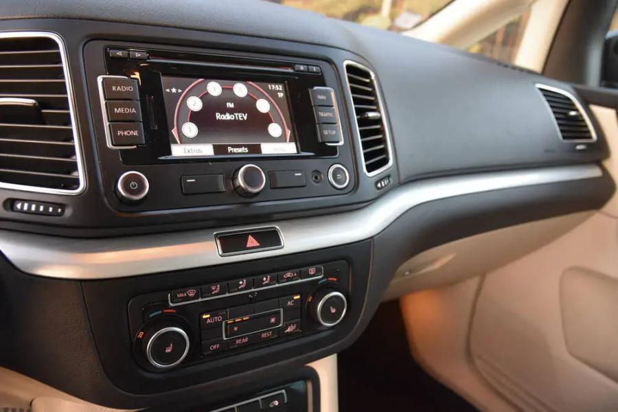 Black Volkswagen Sharan 2011 in Marupe, with an engine capacity of 2.00 L and mileage of 281 thousand km for 6700 €, photo 13 on AUTOMOTO.COM.LV
