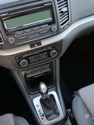 Black Volkswagen Sharan 2011 in Kedainiai, with an engine capacity of 1.97 L and mileage of 295 thousand km for 7950 €, photo 29 on AUTOMOTO.COM.LV