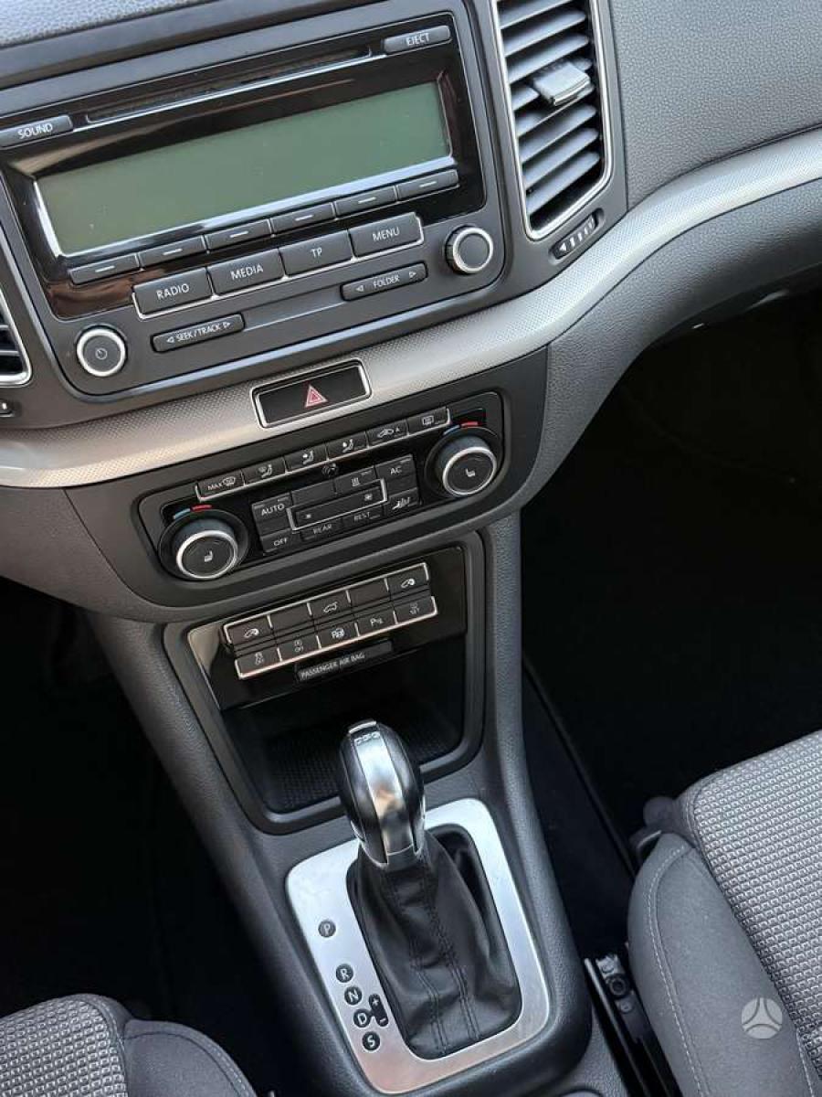 Black Volkswagen Sharan 2011 in Kedainiai, with an engine capacity of 1.97 L and mileage of 295 thousand km for 7950 €, photo 29 on AUTOMOTO.COM.LV
