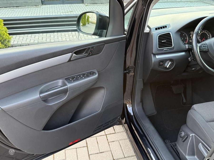 Black Volkswagen Sharan 2011 in Kedainiai, with an engine capacity of 1.97 L and mileage of 295 thousand km for 7950 €, photo 31 on AUTOMOTO.COM.LV