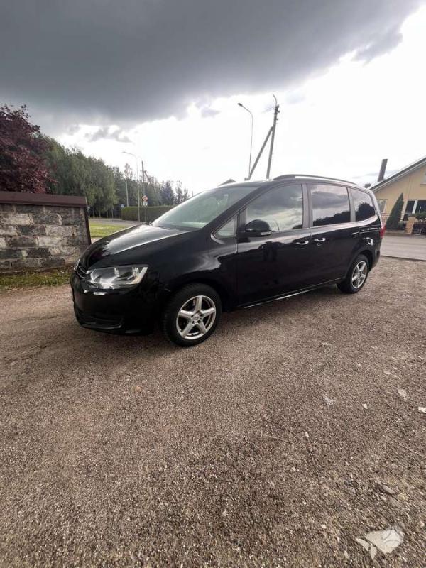Black Volkswagen Sharan 2011 in Raseiniai, with an engine capacity of 1.97 L and mileage of 259 thousand km for 6990 €, photo 2 on AUTOMOTO.COM.LV