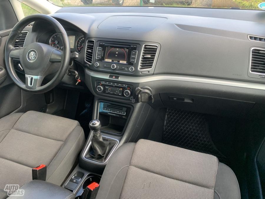 Black Volkswagen Sharan 2011 in Kaunas, with an engine capacity of 1.40 L and mileage of 223 thousand km for 6499 €, photo 13 on AUTOMOTO.COM.LV