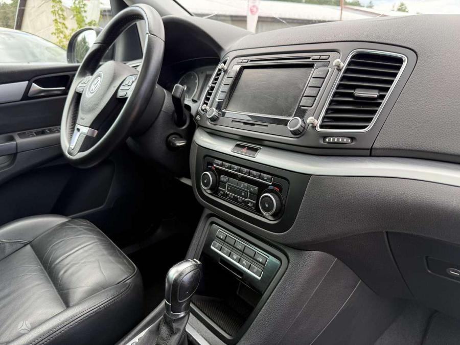 Black Volkswagen Sharan 2011 in Ukmerge, with an engine capacity of 1.97 L and mileage of 250 thousand km for 7850 €, photo 11 on AUTOMOTO.COM.LV