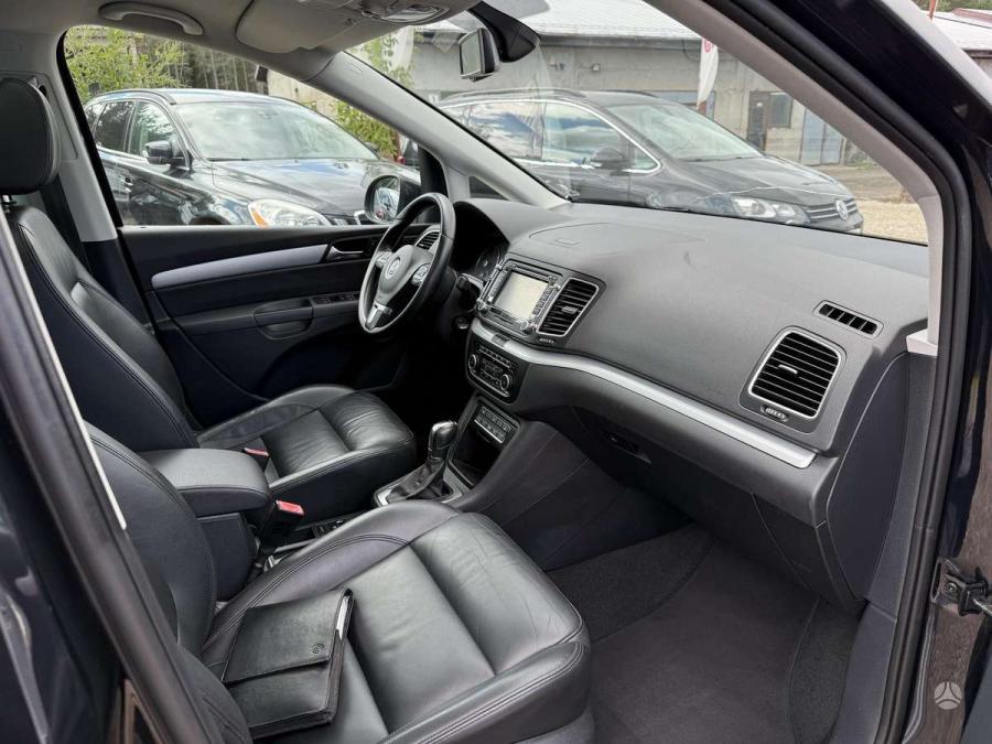 Black Volkswagen Sharan 2011 in Ukmerge, with an engine capacity of 1.97 L and mileage of 250 thousand km for 7850 €, photo 14 on AUTOMOTO.COM.LV