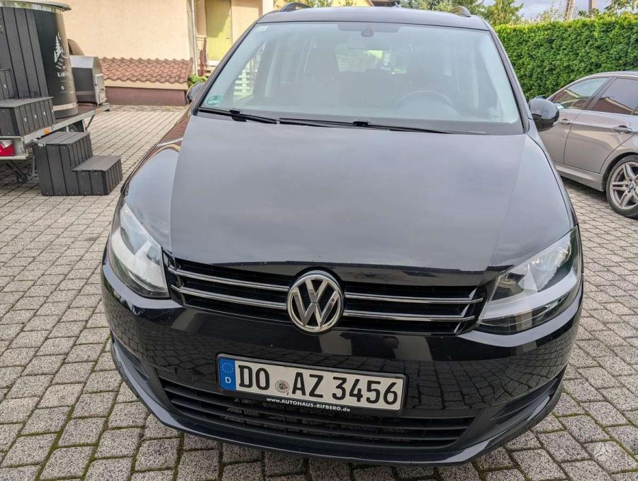 Black Volkswagen Sharan 2011 in Marijampole, with an engine capacity of 1.97 L and mileage of 293 thousand km for 5750 €, photo 3 on AUTOMOTO.COM.LV