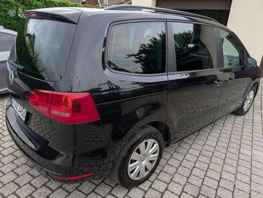 Black Volkswagen Sharan 2011 in Marijampole, with an engine capacity of 1.97 L and mileage of 293 thousand km for 5750 €, photo 7 on AUTOMOTO.COM.LV