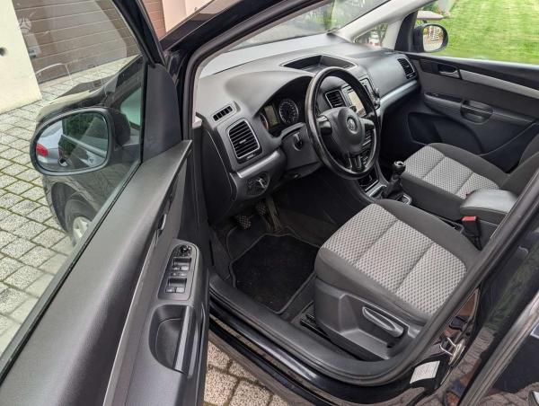 Black Volkswagen Sharan 2011 in Marijampole, with an engine capacity of 1.97 L and mileage of 293 thousand km for 5750 €, photo 9 on AUTOMOTO.COM.LV