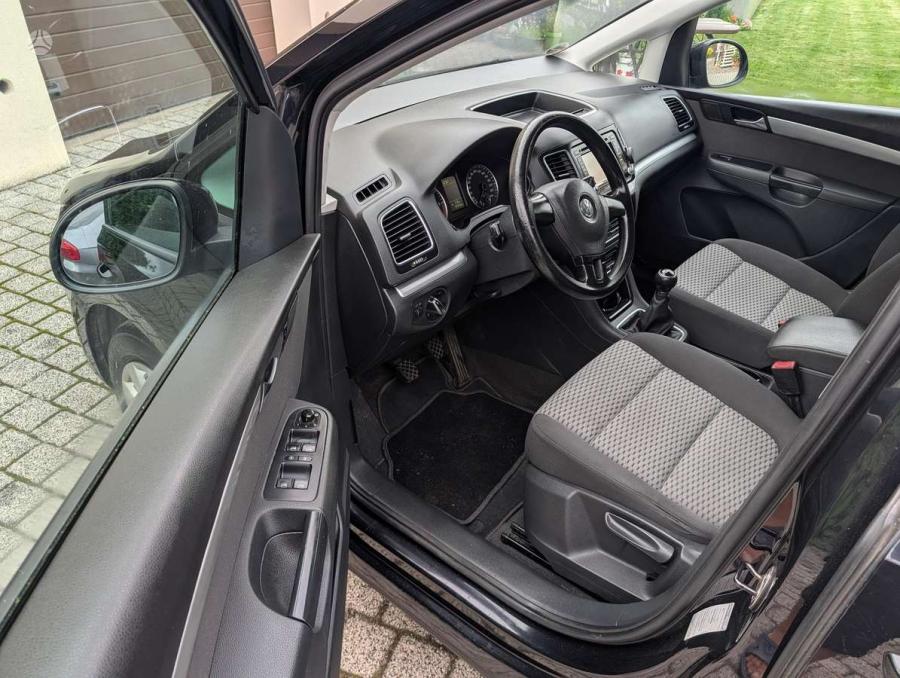 Black Volkswagen Sharan 2011 in Marijampole, with an engine capacity of 1.97 L and mileage of 293 thousand km for 5750 €, photo 9 on AUTOMOTO.COM.LV