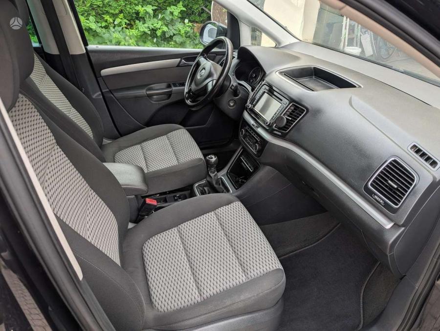 Black Volkswagen Sharan 2011 in Marijampole, with an engine capacity of 1.97 L and mileage of 293 thousand km for 5750 €, photo 13 on AUTOMOTO.COM.LV