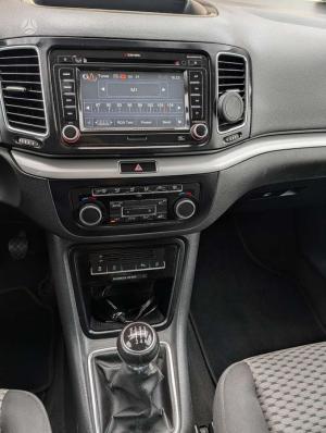 Black Volkswagen Sharan 2011 in Marijampole, with an engine capacity of 1.97 L and mileage of 293 thousand km for 5750 €, photo 16 on AUTOMOTO.COM.LV