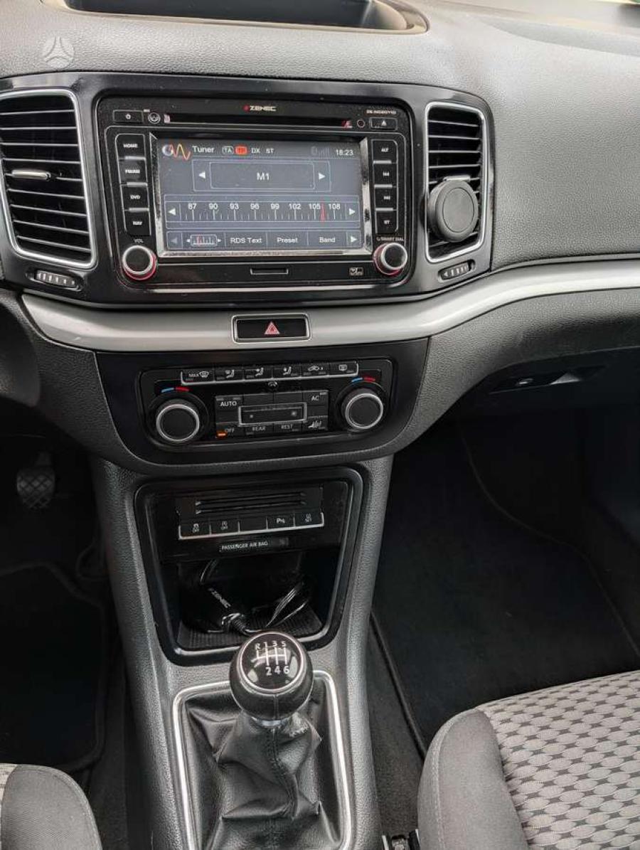 Black Volkswagen Sharan 2011 in Marijampole, with an engine capacity of 1.97 L and mileage of 293 thousand km for 5750 €, photo 16 on AUTOMOTO.COM.LV