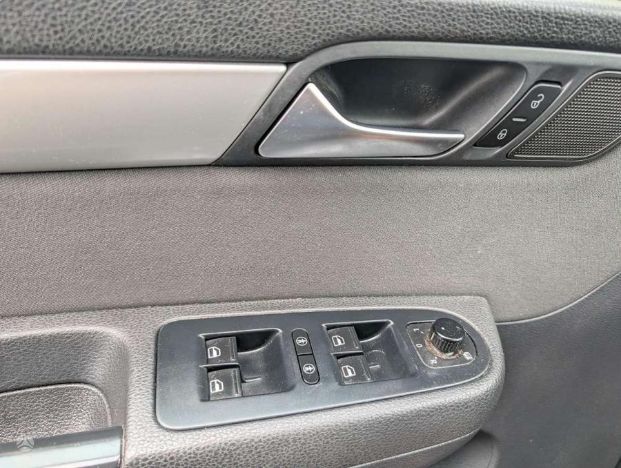 Black Volkswagen Sharan 2011 in Marijampole, with an engine capacity of 1.97 L and mileage of 293 thousand km for 5750 €, photo 21 on AUTOMOTO.COM.LV