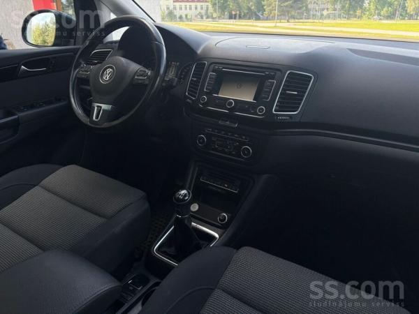 Black Volkswagen Sharan 2012 in Jelgava, with an engine capacity of 2.00 L and mileage of 168 thousand km for 8950 €, photo 5 on AUTOMOTO.COM.LV