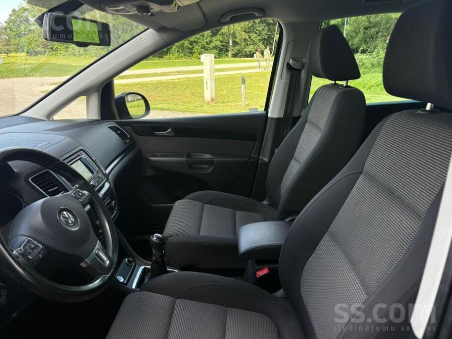 Black Volkswagen Sharan 2012 in Jelgava, with an engine capacity of 2.00 L and mileage of 168 thousand km for 8950 €, photo 10 on AUTOMOTO.COM.LV