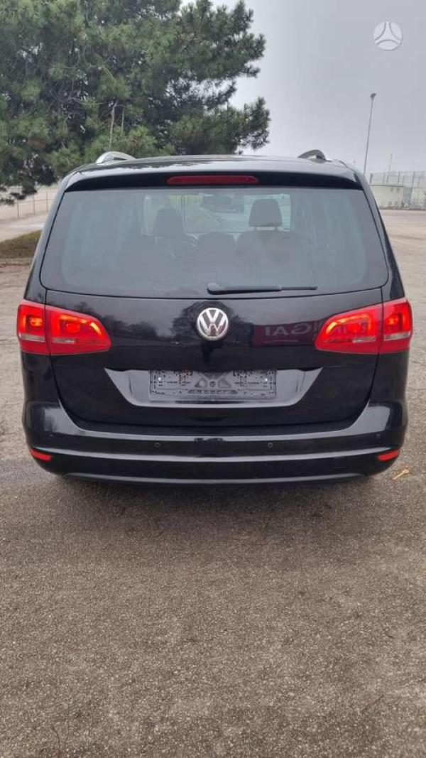 Black Volkswagen Sharan 2012 in Siauliai, with an engine capacity of 1.97 L and mileage of 206 thousand km for 7999 €, photo 9 on AUTOMOTO.COM.LV