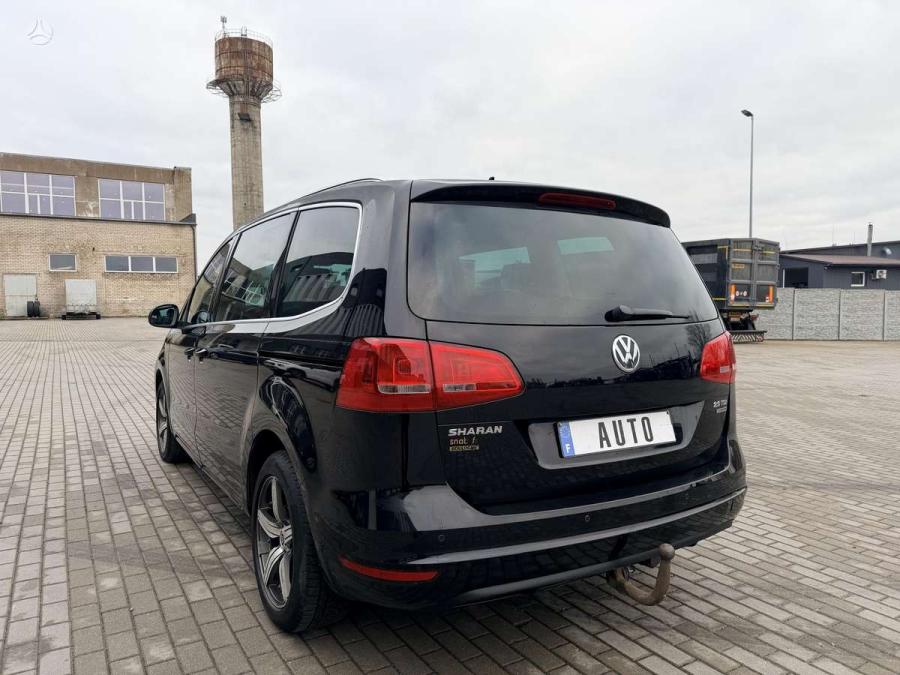 Black Volkswagen Sharan 2012 in Taurage, with an engine capacity of 1.97 L and mileage of 217 thousand km for 7999 €, photo 6 on AUTOMOTO.COM.LV