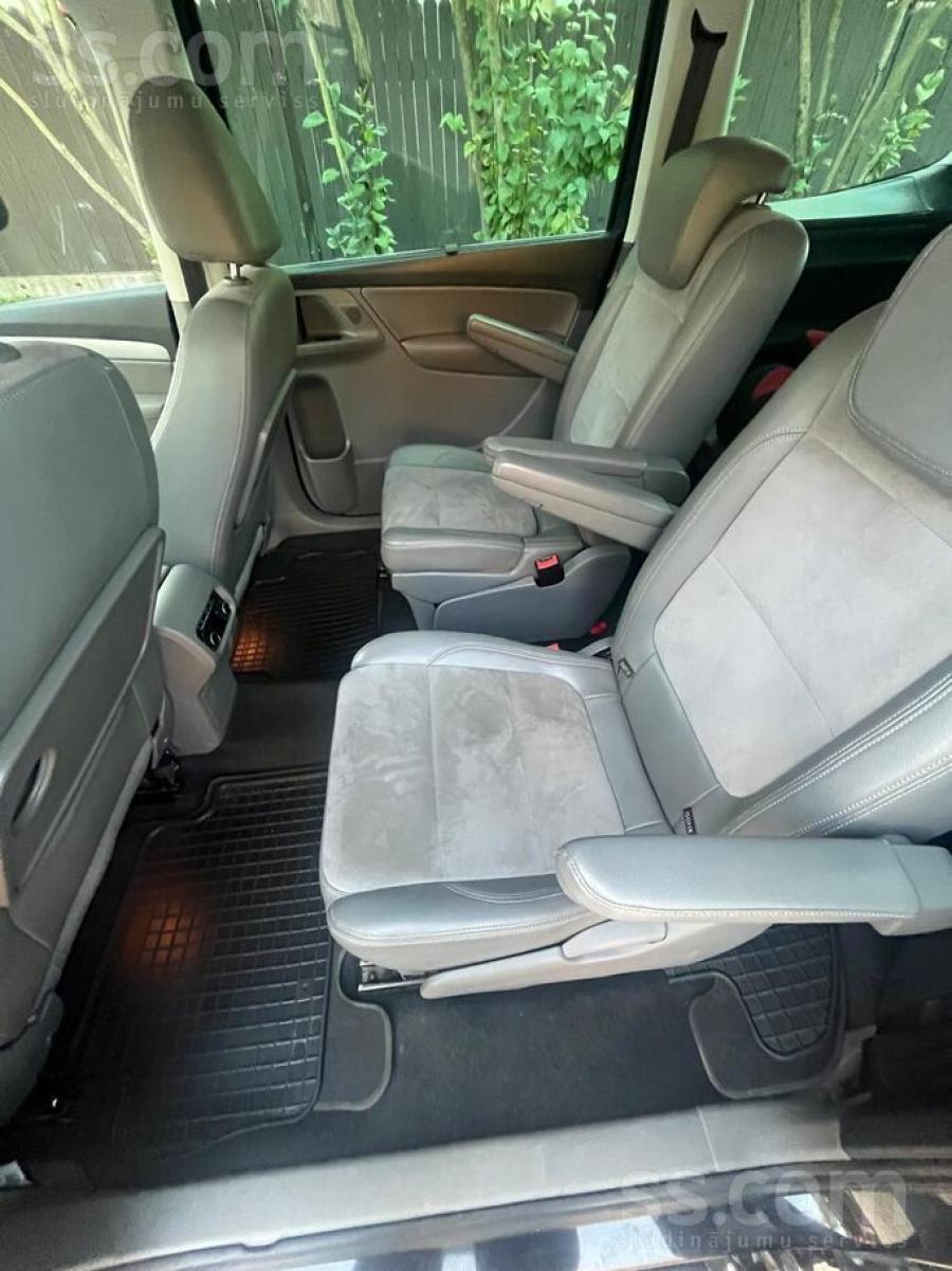Black Volkswagen Sharan 2012 in Riga, with an engine capacity of 2.00 L and mileage of 300 thousand km for 8500 €, photo 5 on AUTOMOTO.COM.LV