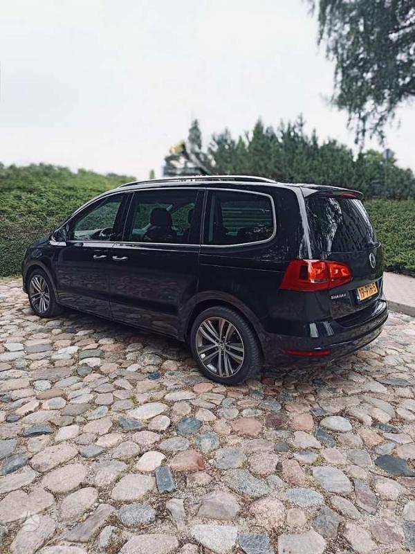 Black Volkswagen Sharan 2012 in Utena, with an engine capacity of 1.97 L and mileage of 247 thousand km for 11750 €, photo 5 on AUTOMOTO.COM.LV