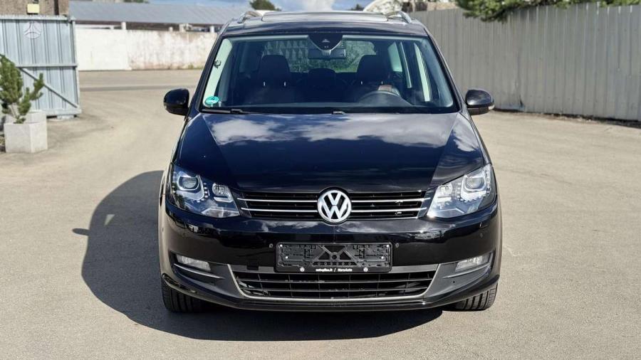 Black Volkswagen Sharan 2012 in Telschi, with an engine capacity of 1.97 L and mileage of 268 thousand km for 8900 €, photo 3 on AUTOMOTO.COM.LV
