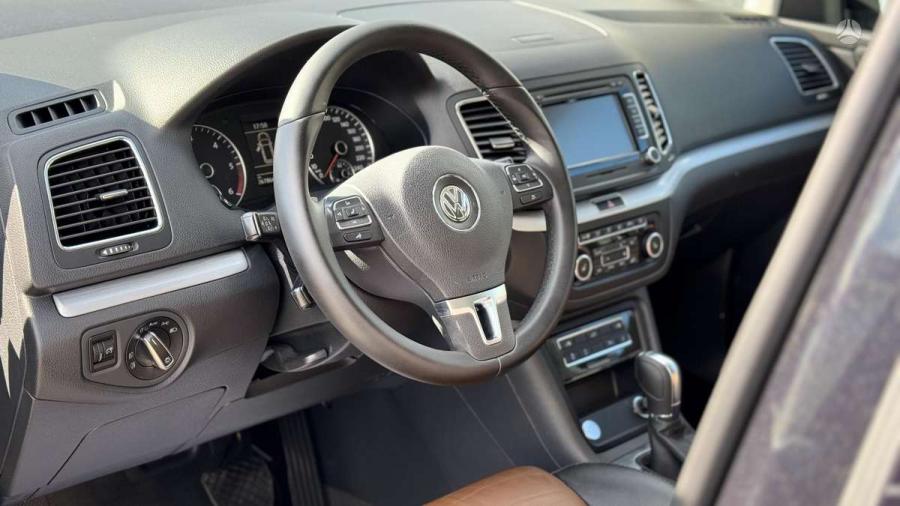 Black Volkswagen Sharan 2012 in Telschi, with an engine capacity of 1.97 L and mileage of 268 thousand km for 8900 €, photo 11 on AUTOMOTO.COM.LV