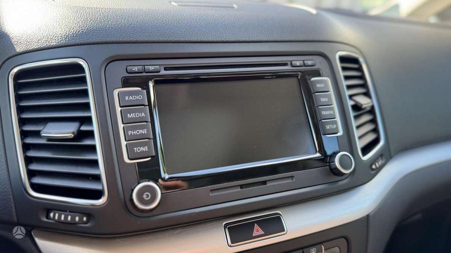 Black Volkswagen Sharan 2012 in Telschi, with an engine capacity of 1.97 L and mileage of 268 thousand km for 8900 €, photo 25 on AUTOMOTO.COM.LV