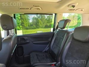 Black Volkswagen Sharan 2013 in Riga, with an engine capacity of 2.00 L and mileage of 339 thousand km for 8900 €, photo 10 on AUTOMOTO.COM.LV