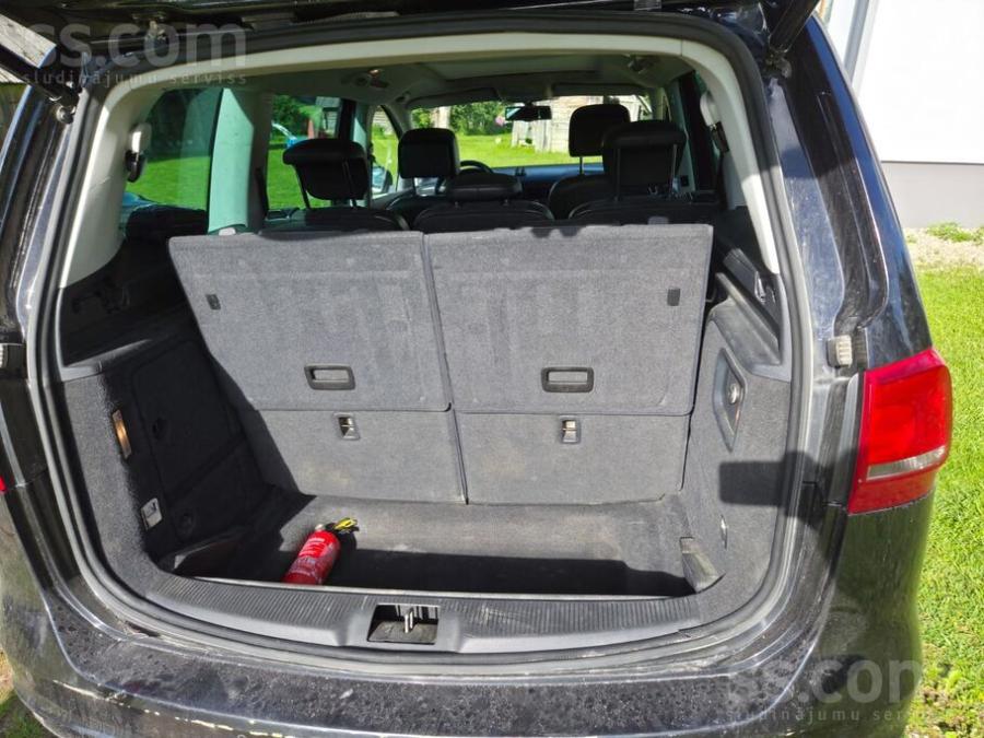 Black Volkswagen Sharan 2013 in Riga, with an engine capacity of 2.00 L and mileage of 339 thousand km for 8900 €, photo 12 on AUTOMOTO.COM.LV