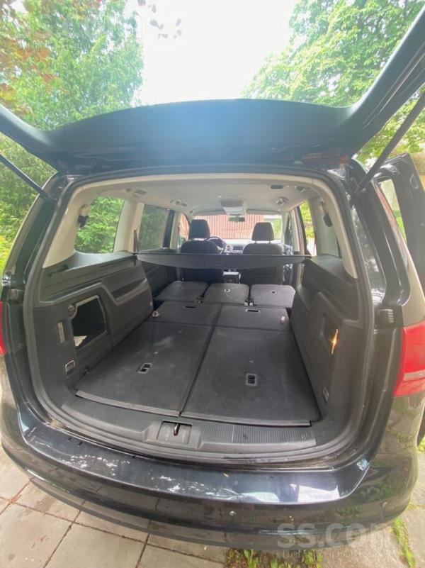 Black Volkswagen Sharan 2013 in Riga, with an engine capacity of 2.00 L and mileage of 285 thousand km for 5600 €, photo 2 on AUTOMOTO.COM.LV