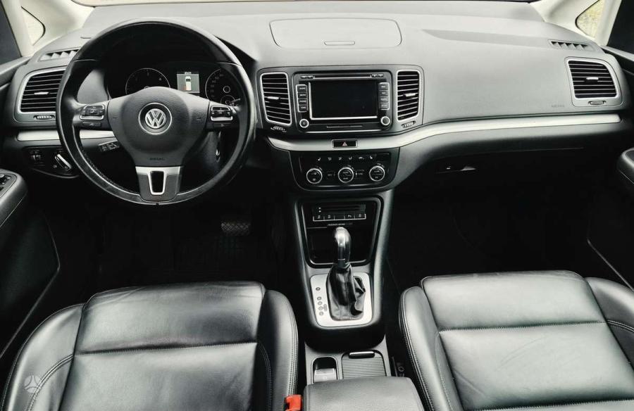 Black Volkswagen Sharan 2013 in Vilnius, with an engine capacity of 1.97 L and mileage of 268 thousand km for 8150 €, photo 18 on AUTOMOTO.COM.LV