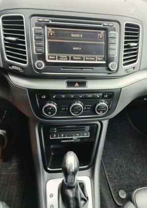 Black Volkswagen Sharan 2013 in Vilnius, with an engine capacity of 1.97 L and mileage of 268 thousand km for 8150 €, photo 20 on AUTOMOTO.COM.LV