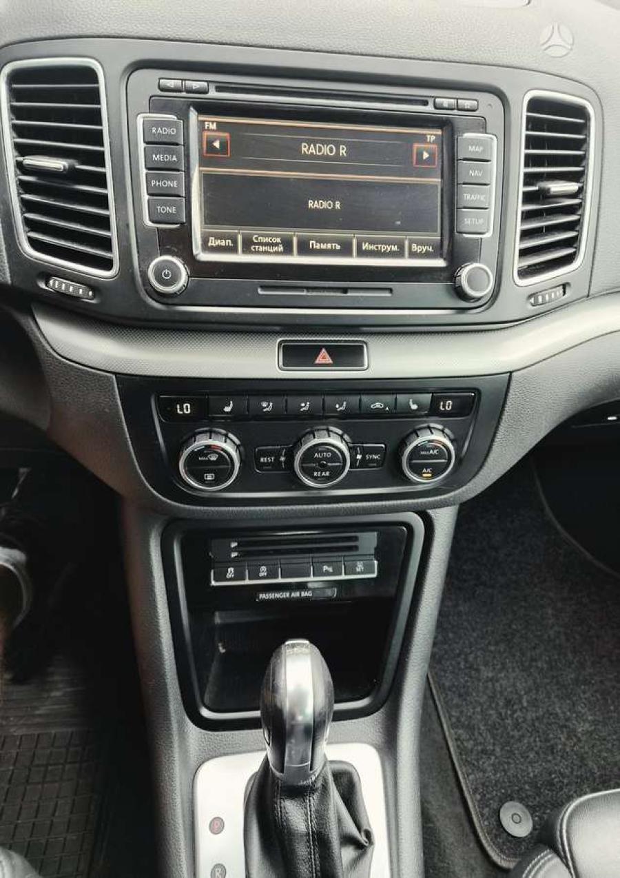 Black Volkswagen Sharan 2013 in Vilnius, with an engine capacity of 1.97 L and mileage of 268 thousand km for 8150 €, photo 20 on AUTOMOTO.COM.LV