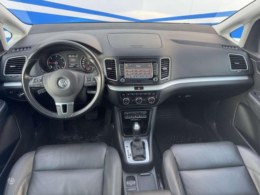 Black Volkswagen Sharan 2014 in Kaunas, with an engine capacity of 1.97 L and mileage of 279 thousand km for 12499 €, photo 7 on AUTOMOTO.COM.LV
