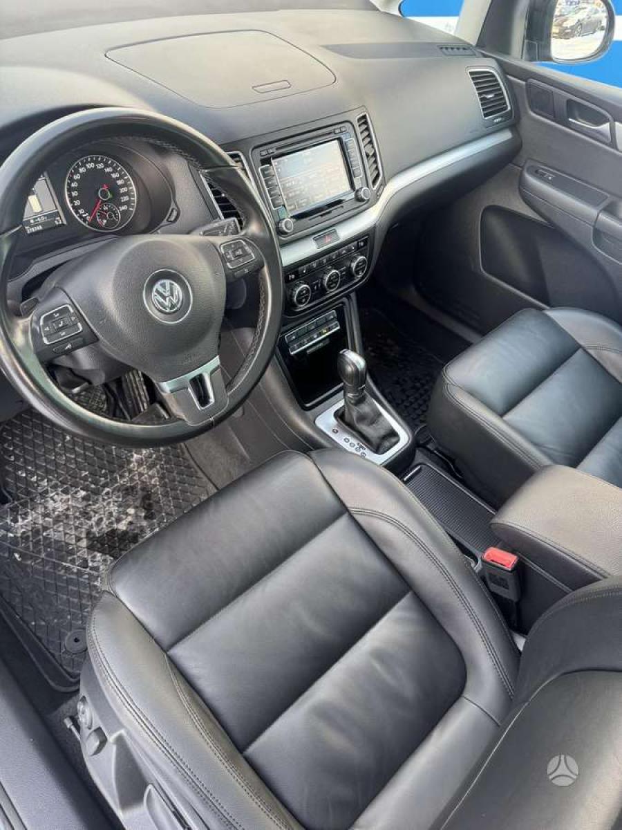 Black Volkswagen Sharan 2014 in Kaunas, with an engine capacity of 1.97 L and mileage of 279 thousand km for 12499 €, photo 9 on AUTOMOTO.COM.LV