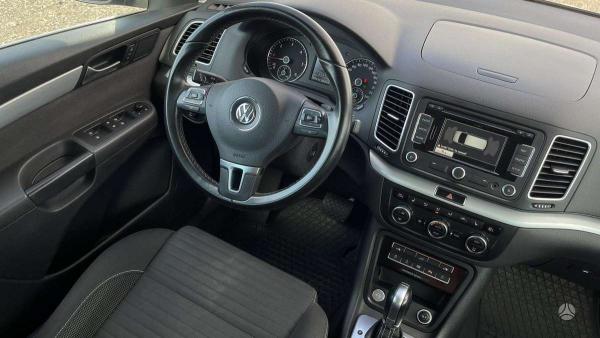 Black Volkswagen Sharan 2014 in Marijampole, with an engine capacity of 1.97 L and mileage of 290 thousand km for 9990 €, photo 4 on AUTOMOTO.COM.LV