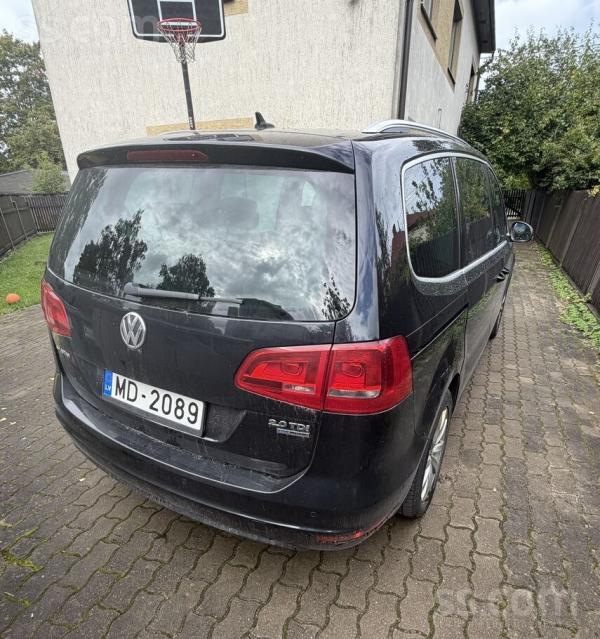 Black Volkswagen Sharan 2014 in Riga, with an engine capacity of 2.00 L and mileage of 303 thousand km for 5800 €, photo 5 on AUTOMOTO.COM.LV