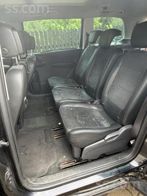 Black Volkswagen Sharan 2014 in Riga, with an engine capacity of 2.00 L and mileage of 303 thousand km for 5800 €, photo 7 on AUTOMOTO.COM.LV