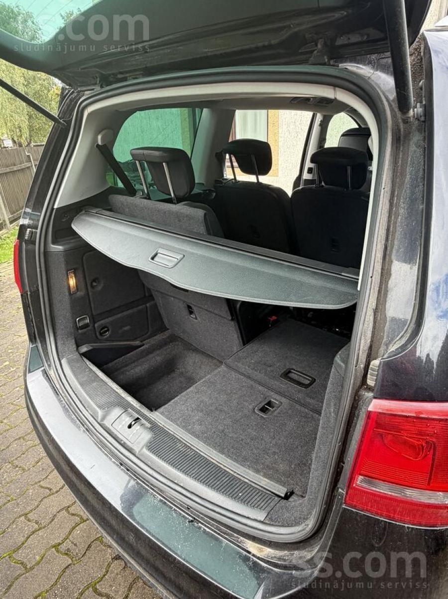 Black Volkswagen Sharan 2014 in Riga, with an engine capacity of 2.00 L and mileage of 303 thousand km for 5800 €, photo 9 on AUTOMOTO.COM.LV