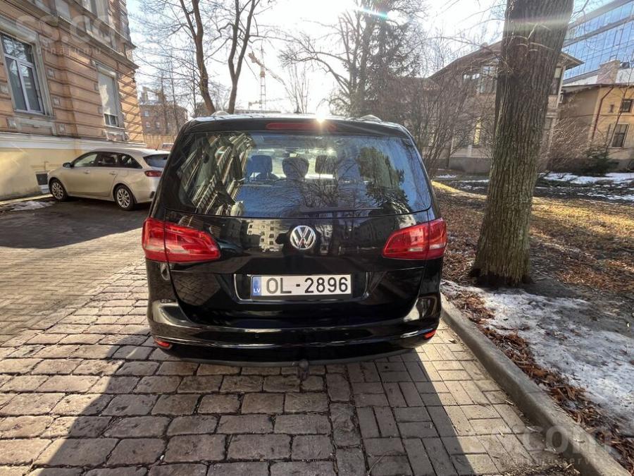 Black Volkswagen Sharan 2015 in Riga, with an engine capacity of 2.00 L and mileage of 264 thousand km for 10400 €, photo 5 on AUTOMOTO.COM.LV