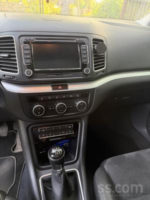 Black Volkswagen Sharan 2015 in Riga, with an engine capacity of 2.00 L and mileage of 370 thousand km for 4000 €, photo 12 on AUTOMOTO.COM.LV