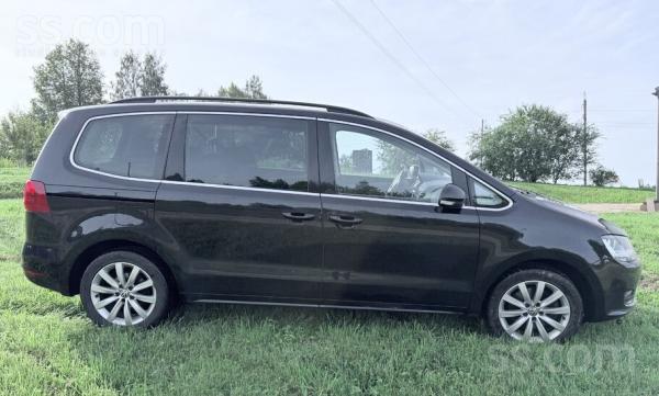 Black Volkswagen Sharan 2015 in Riga, with an engine capacity of 2.00 L and mileage of 332 thousand km for 12000 €, photo 4 on AUTOMOTO.COM.LV
