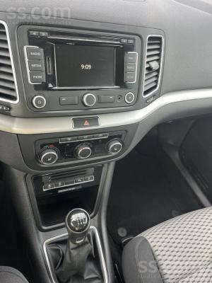 Black Volkswagen Sharan 2015 in Valmiera, with an engine capacity of 2.00 L and mileage of 0 thousand km for 8800 €, photo 8 on AUTOMOTO.COM.LV