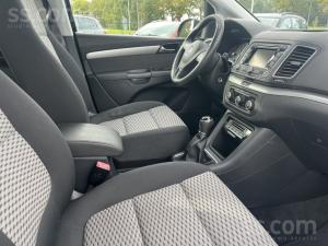 Black Volkswagen Sharan 2015 in Valmiera, with an engine capacity of 2.00 L and mileage of 0 thousand km for 8800 €, photo 10 on AUTOMOTO.COM.LV