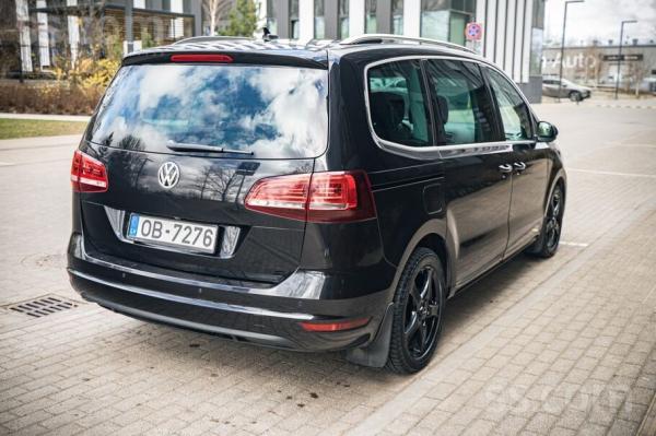 Black Volkswagen Sharan 2016 in Riga, with an engine capacity of 2.00 L and mileage of 251 thousand km for 11990 €, photo 4 on AUTOMOTO.COM.LV