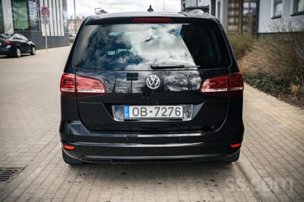 Black Volkswagen Sharan 2016 in Riga, with an engine capacity of 2.00 L and mileage of 251 thousand km for 11990 €, photo 5 on AUTOMOTO.COM.LV