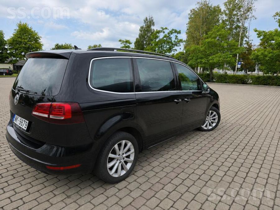 Black Volkswagen Sharan 2016 in Jelgava, with an engine capacity of 2.00 L and mileage of 211 thousand km for 10200 €, photo 4 on AUTOMOTO.COM.LV
