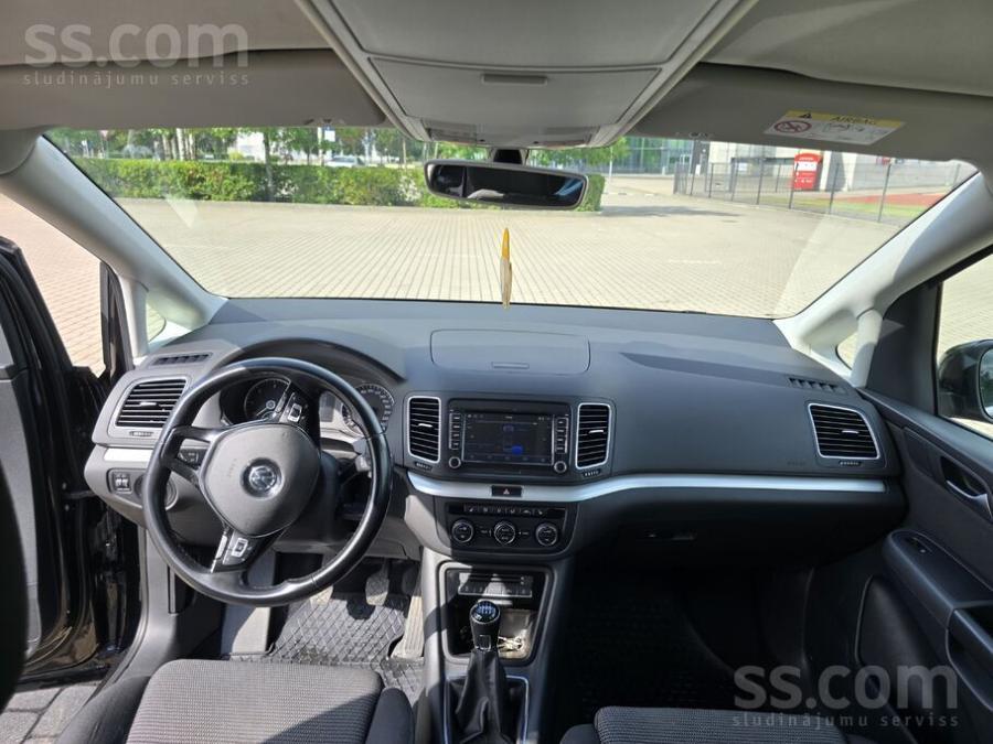 Black Volkswagen Sharan 2016 in Jelgava, with an engine capacity of 2.00 L and mileage of 211 thousand km for 10200 €, photo 10 on AUTOMOTO.COM.LV