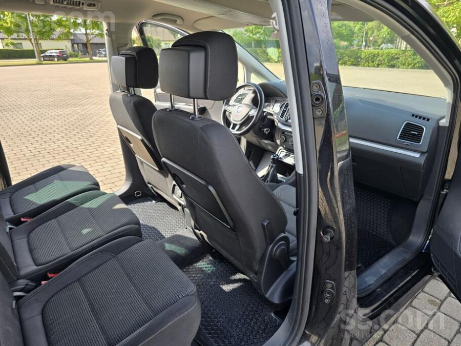 Black Volkswagen Sharan 2016 in Jelgava, with an engine capacity of 2.00 L and mileage of 211 thousand km for 10200 €, photo 12 on AUTOMOTO.COM.LV