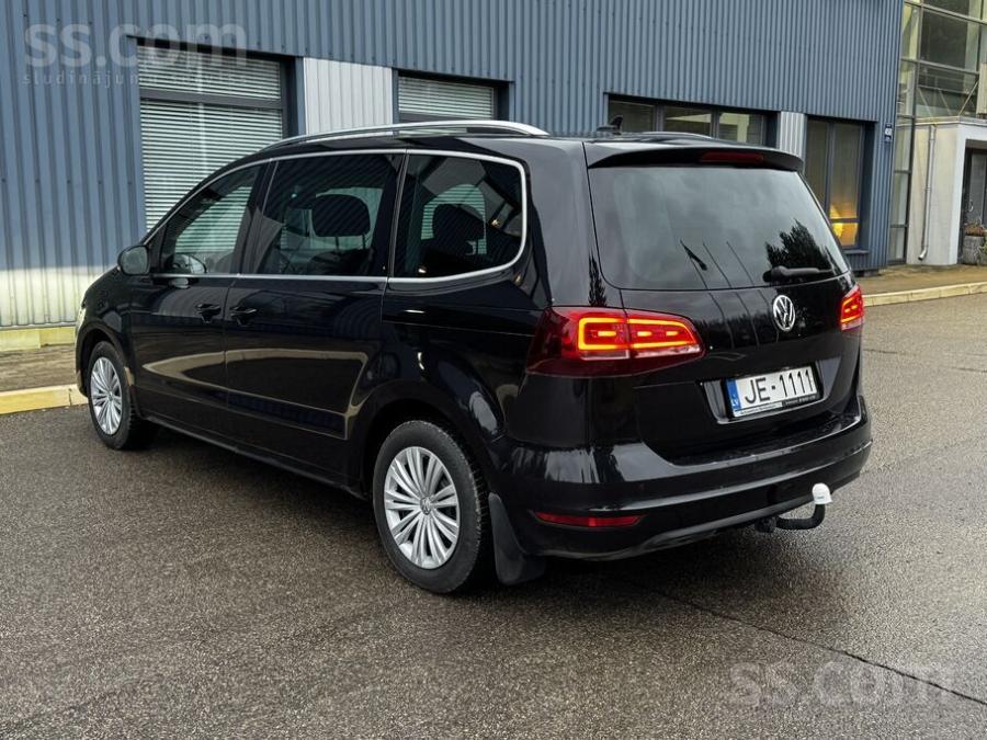 Black Volkswagen Sharan 2017 in Riga, with an engine capacity of 2.00 L and mileage of 200 thousand km for 13895 €, photo 7 on AUTOMOTO.COM.LV