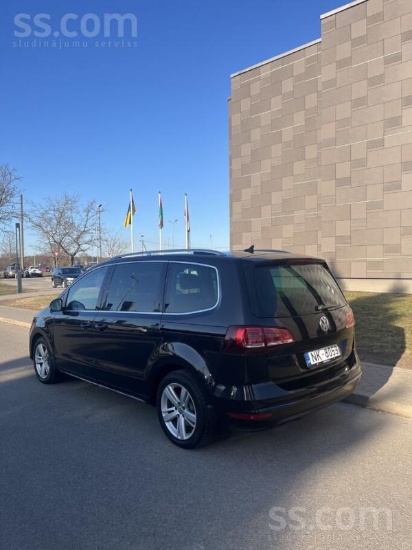 Black Volkswagen Sharan 2017 in Riga, with an engine capacity of 2.00 L and mileage of 320 thousand km for 10200 €, photo 4 on AUTOMOTO.COM.LV