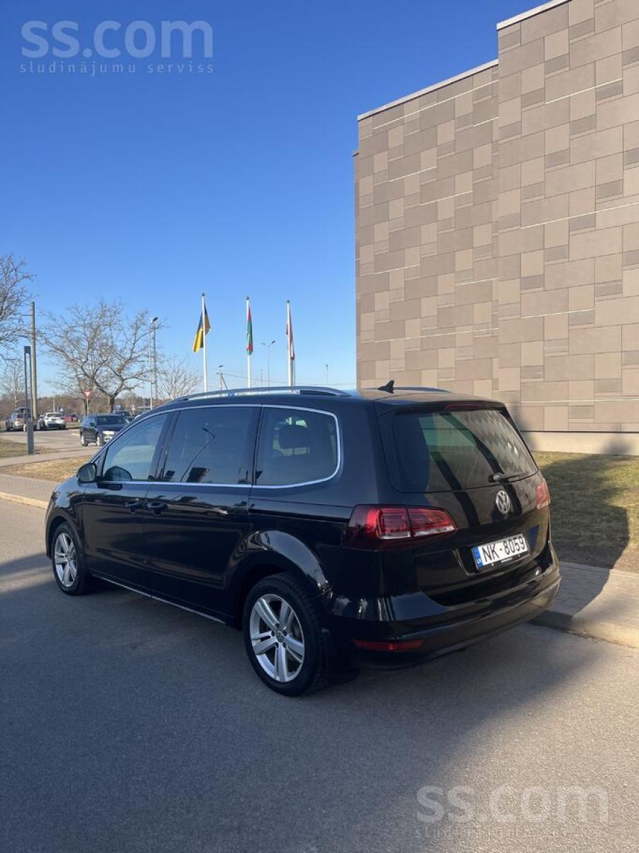 Black Volkswagen Sharan 2017 in Riga, with an engine capacity of 2.00 L and mileage of 320 thousand km for 10200 €, photo 4 on AUTOMOTO.COM.LV